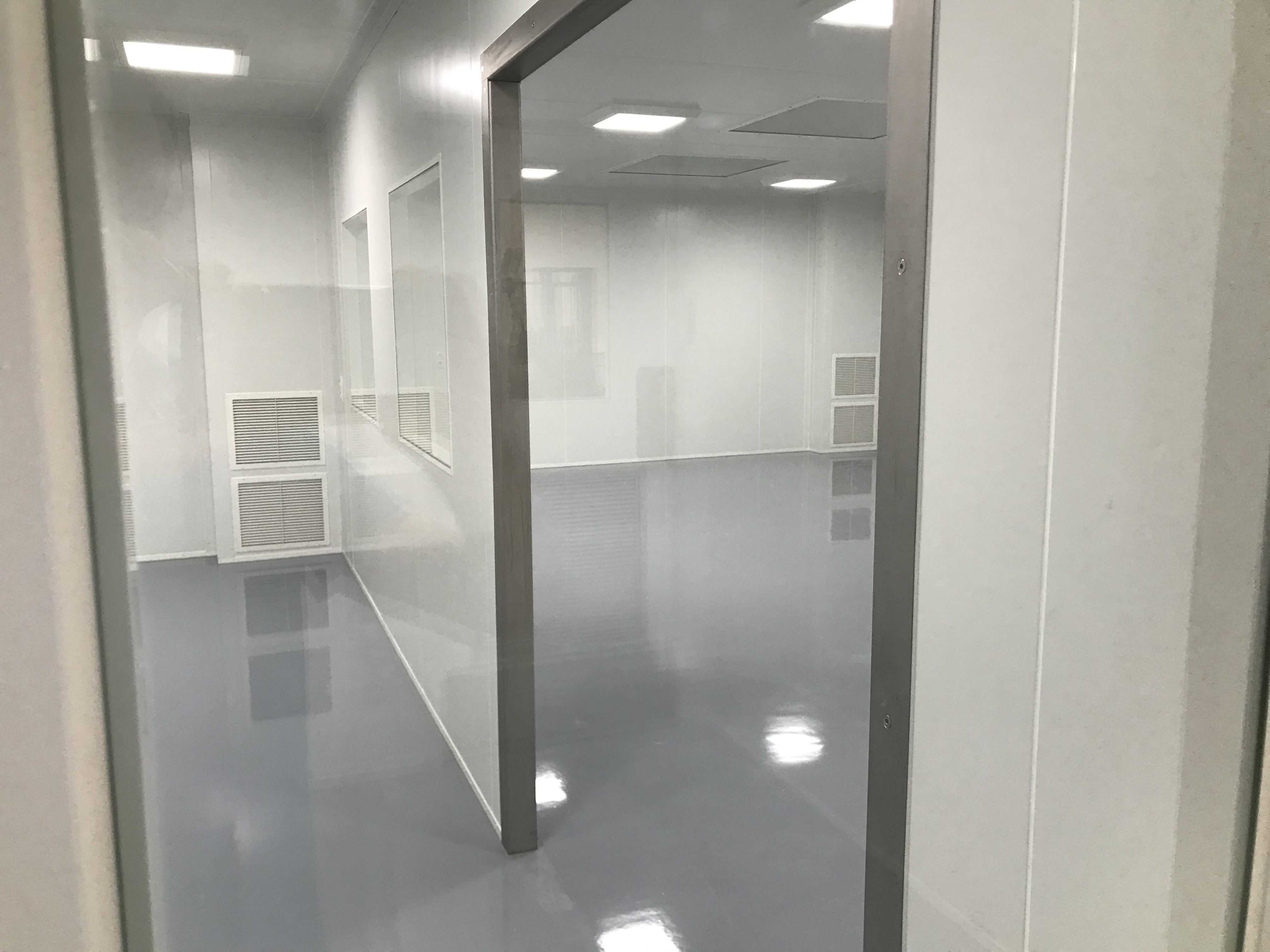 FULLY FLUSH HARDWALL CLEANROOM - ASSEMBLING HI-TECH VACUUM AND ...